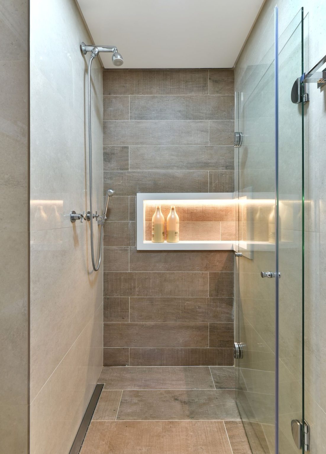 Banheiro com Nicho: 60 Ideias Modernas e Funcionais